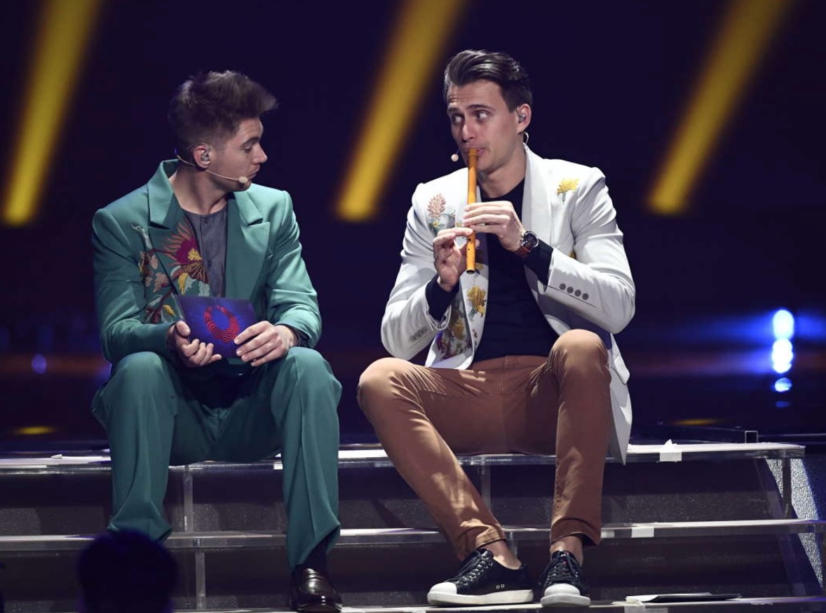 Programledarna gormar åt varandra på scenen - Schlagerbloggen