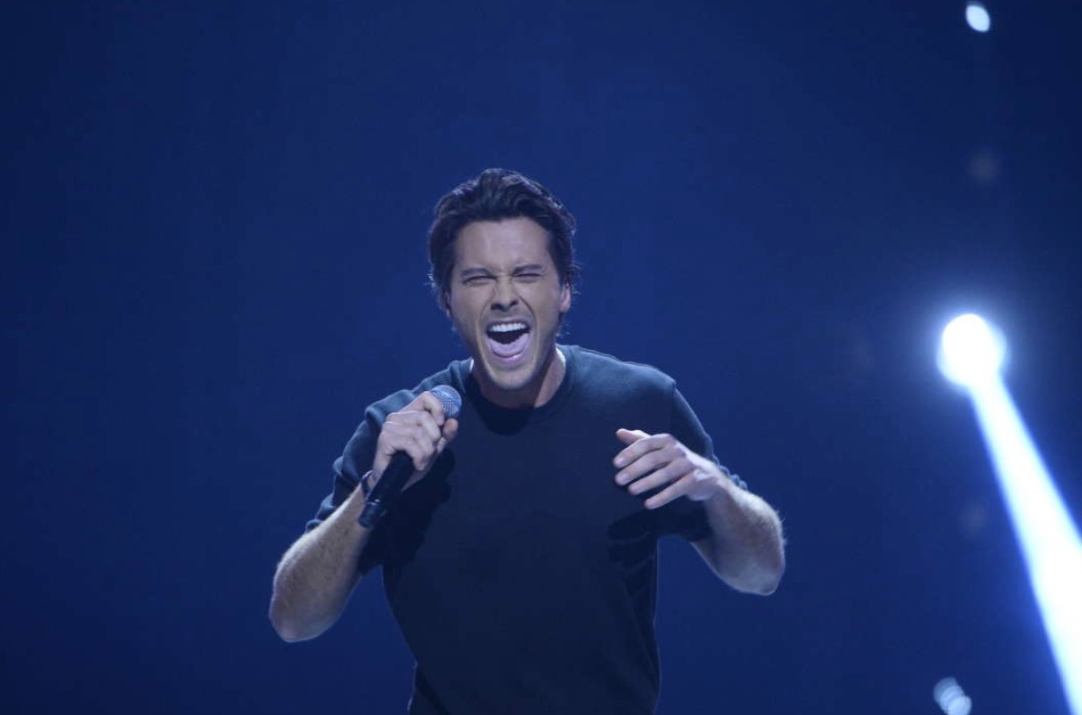 Victor Crone sliter ur sin medhörning - Schlagerbloggen