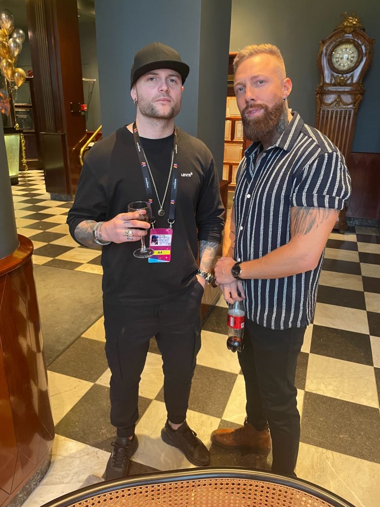 Rödvin efter repet för Smash into pieces-Chris - Schlagerbloggen